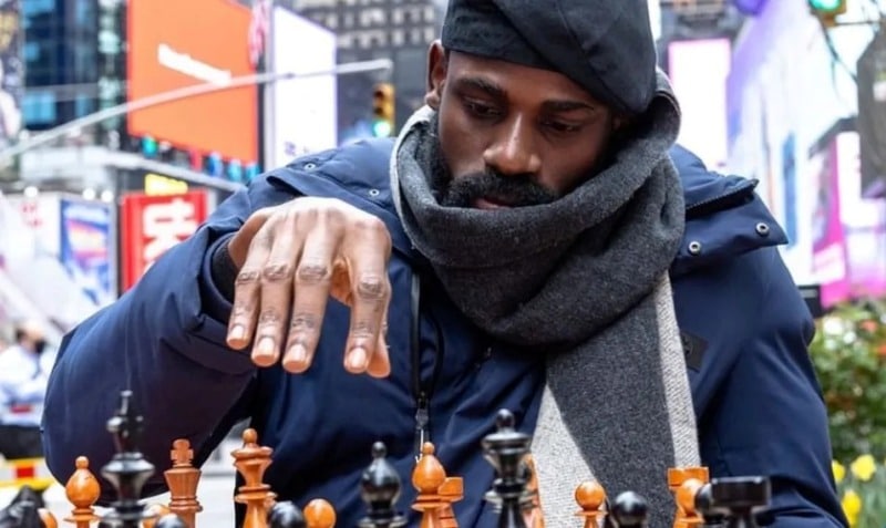 "Echecs" : le Nigérian Tunde Onakoya bat le record mondial avec 58 ...