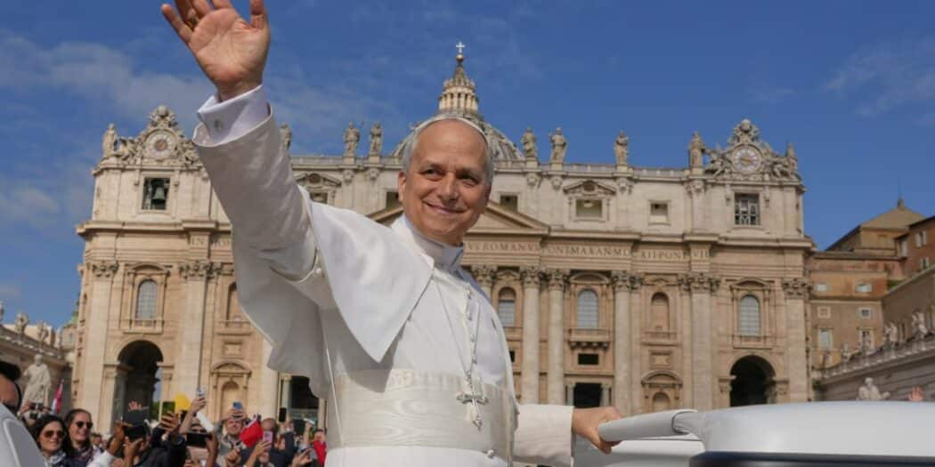 Cinq choses à savoir sur la papamobile du pape Léon XIV